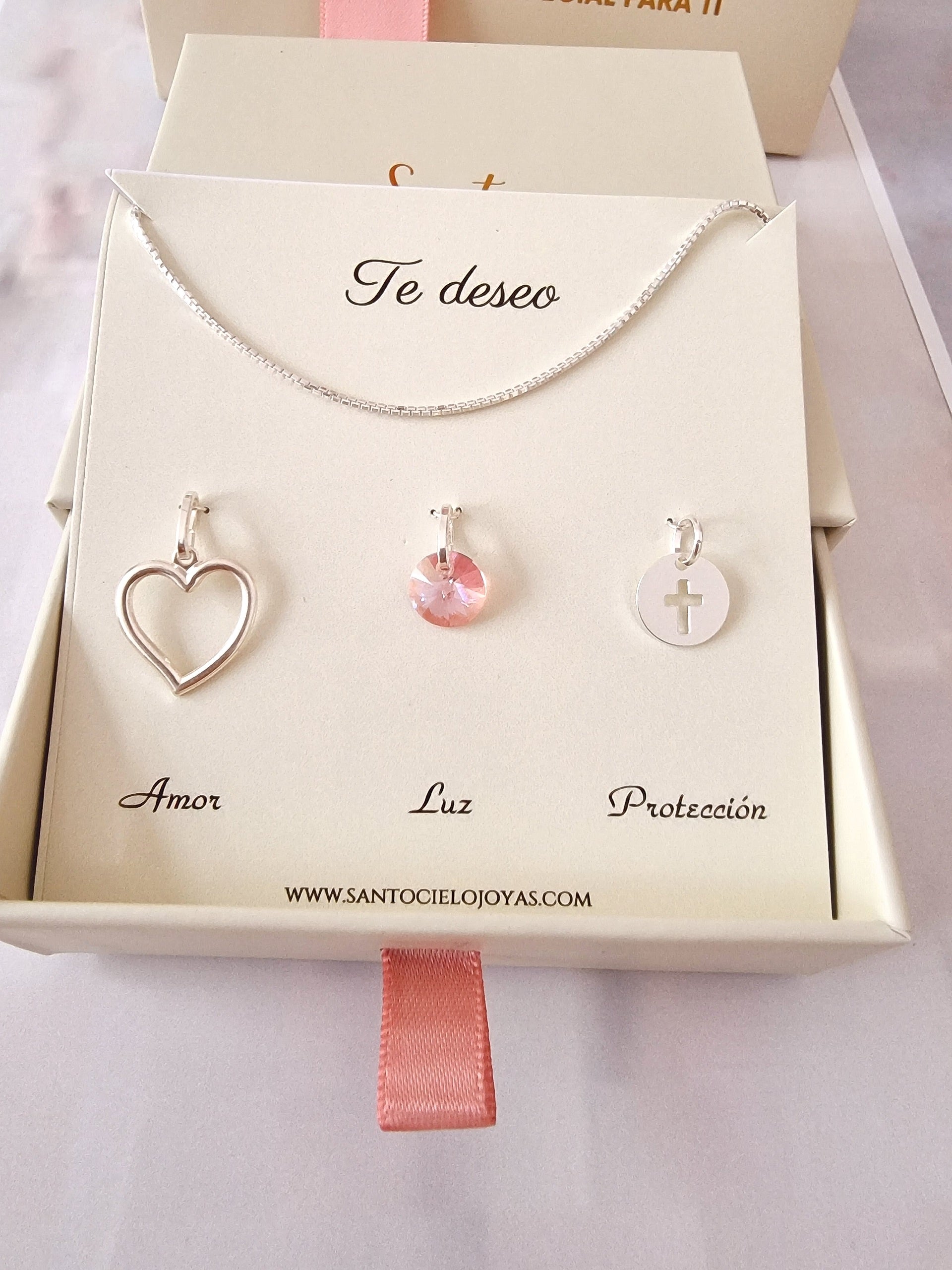 Set Te Deseo "𝑻𝒆 𝒅𝒆𝒔𝒆𝒐 𝑨𝒎𝒐𝒓, 𝑳𝒖𝒛 𝒚 𝑷𝒓𝒐𝒕𝒆𝒄𝒄𝒊ó𝒏" Cruz Plata 925 – Santo Cielo Joyas