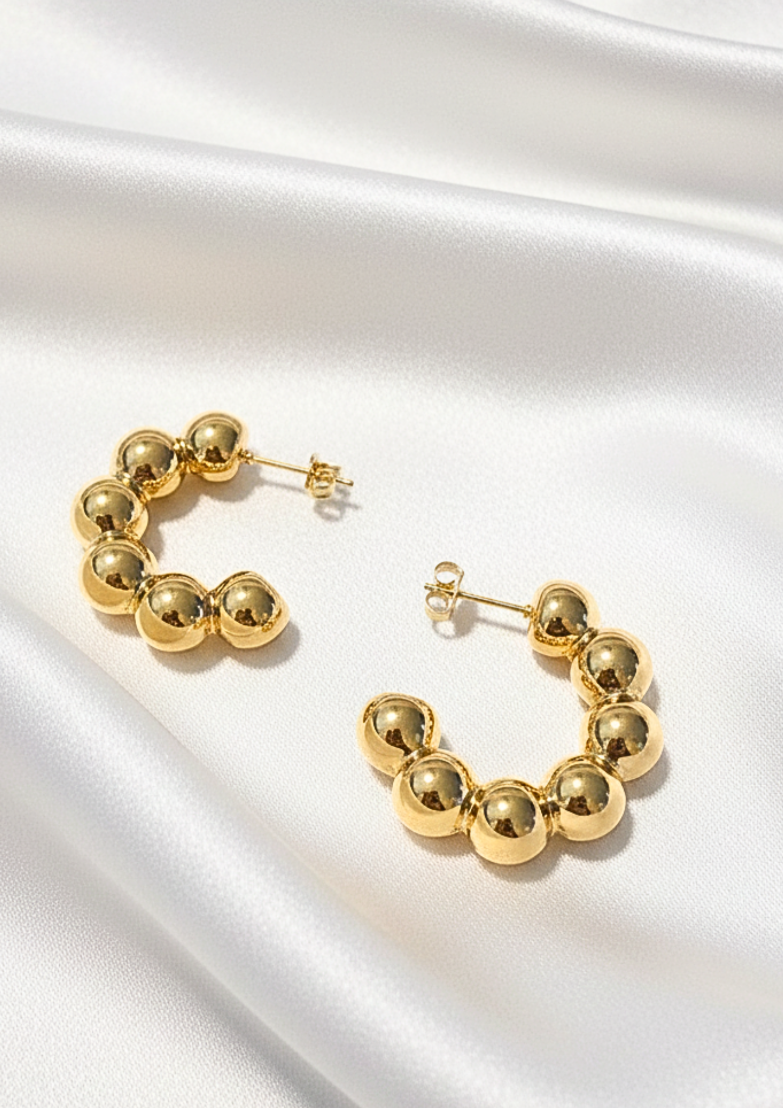 Aros argollas esferas de oro – Santo Cielo Joyas