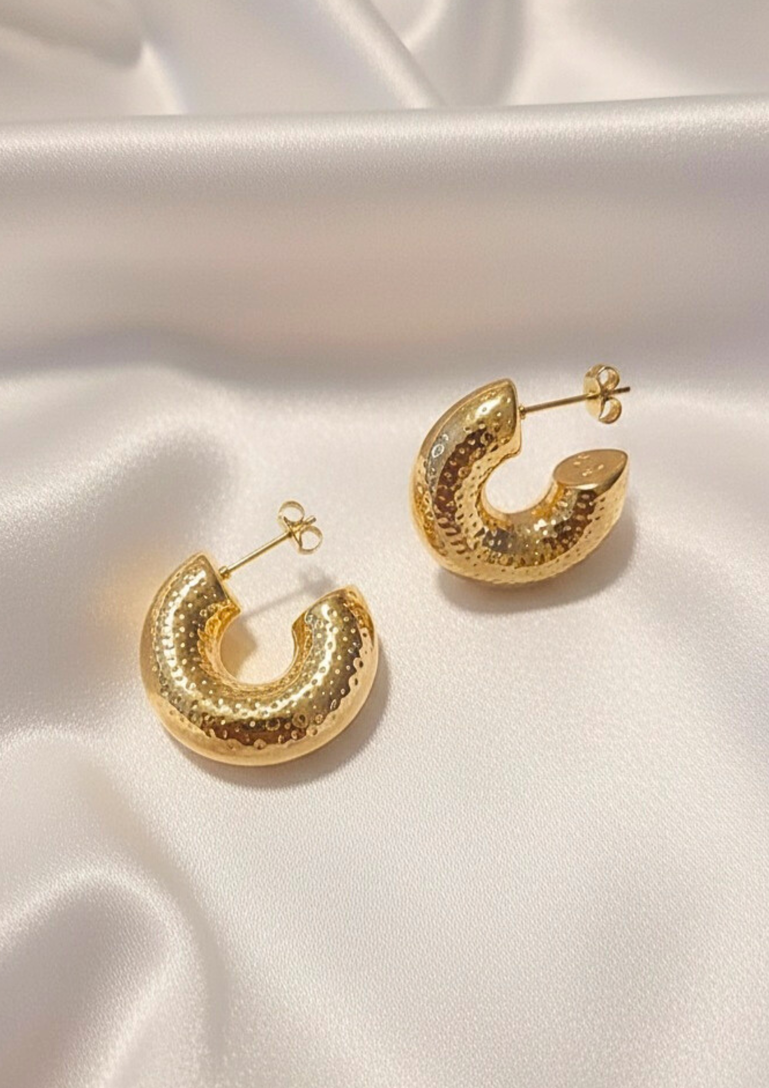 Argollas Chunky con Textura Martillada (2.2 cm) – Santo Cielo Joyas